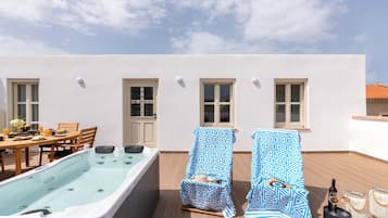 Apartamento Deluxe, banheira de hidromassagem grande | Terraço/pátio interior