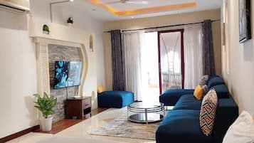Apartamento Deluxe | Sala de estar | Smart TV de 24 polegadas com canais digitais