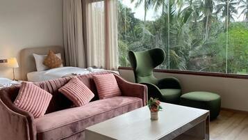 Quarto Duplo Design, 1 cama king-size, frigorífico, vista para o jardim | Com decoração personalizada, com mobília individualizada, secretária