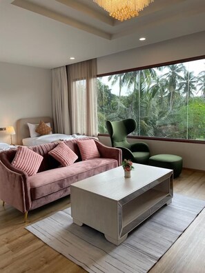 Quarto casal design, 1 cama King, geladeira, vista para o jardim | Individualmente decorados, individualmente mobiliados, escrivaninha