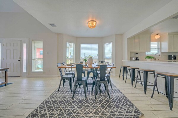 Private Pool, Game Room, Patio, Near The Beach Palm House By Avantstay - Texas