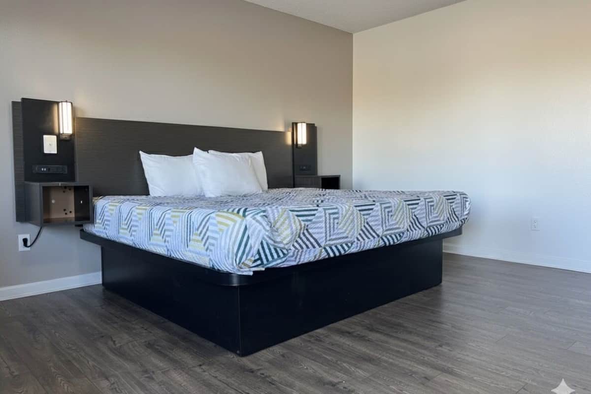 Quarto standard, 1 cama King, para não fumantes, geladeira e micro-ondas | Roupa de cama