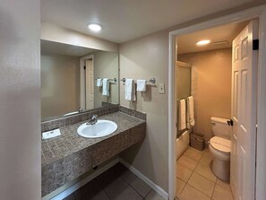 Quarto standard, 1 cama King, para não fumantes, geladeira e micro-ondas | Banheiro | Chuveiro/banheira combinados, toalhas de banho