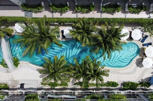 Piscina exterior, guarda-sóis, espreguiçadeiras 