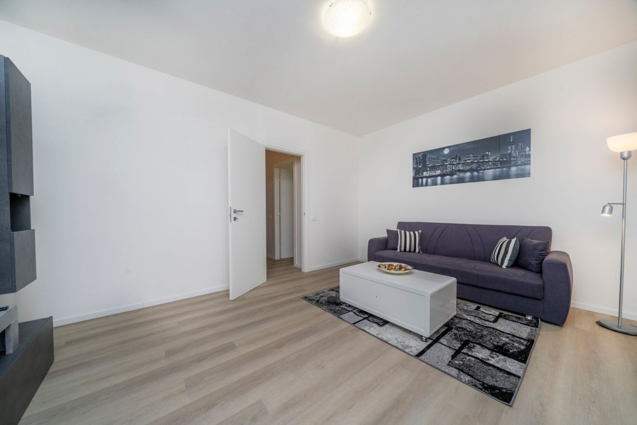 99 Sqm Apartment, Ideal For 5 People, Located On The Fourth Floor Of A Building With An Elevator. The Property Is Equipped With All Amenities, Including A Cozy Balcony. The Accommodation Is Situated In A Prime Location, Just A Short Distance From The Tra - Udine