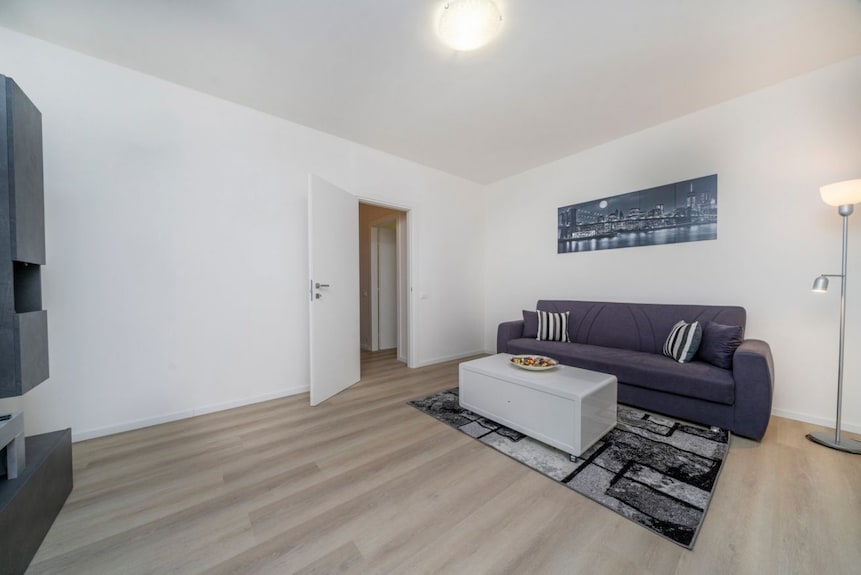 99 Sqm Apartment, Ideal For 5 People, Located On The Fourth Floor Of A Building With An Elevator. The Property Is Equipped With All Amenities, Including A Cozy Balcony. The Accommodation Is Situated In A Prime Location, Just A Short Distance From The Tra - Udine