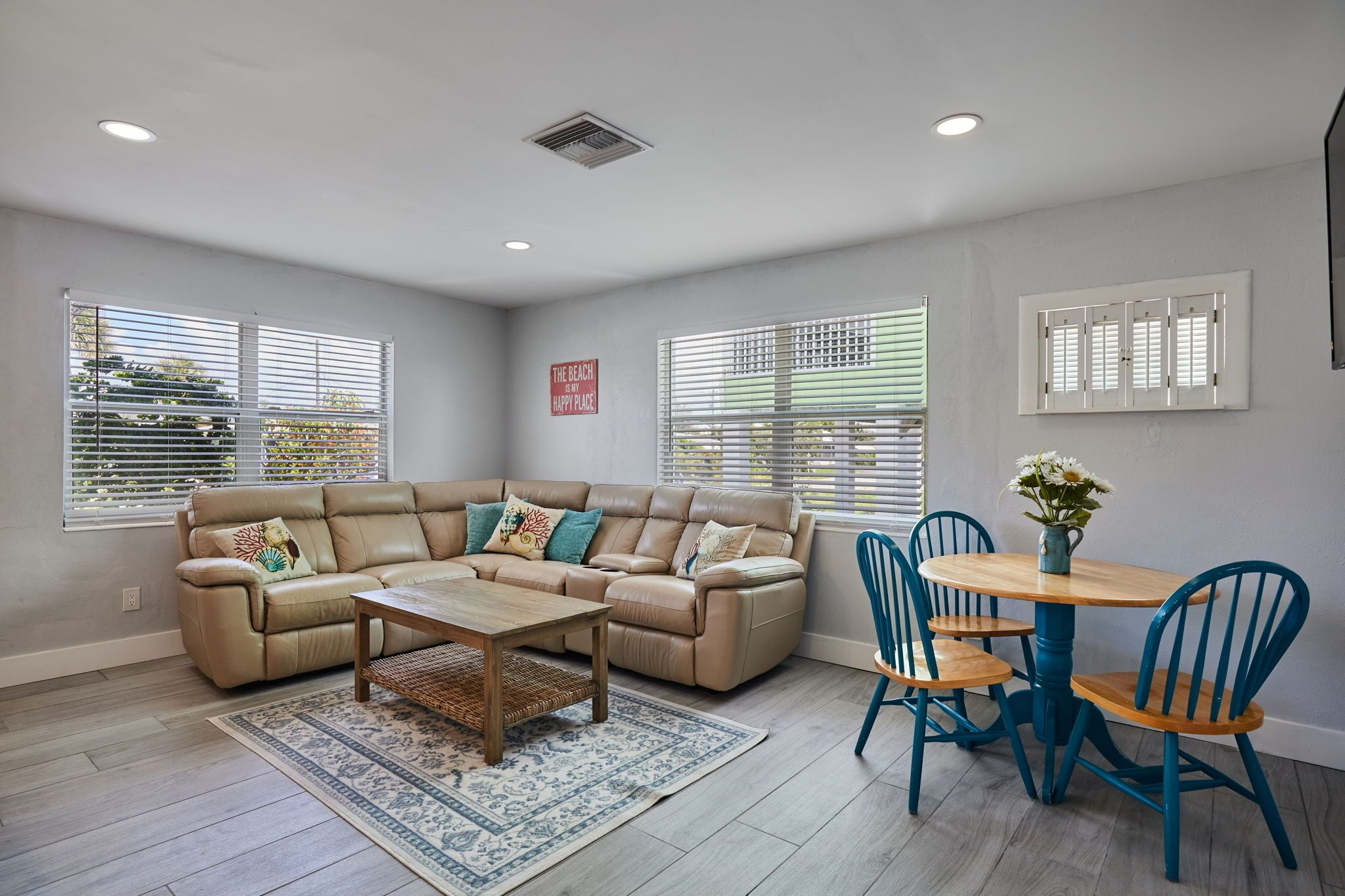 3 Min Walk To The Beach!!!!! Fenced In Back Yard. - Fort Myers Beach, FL