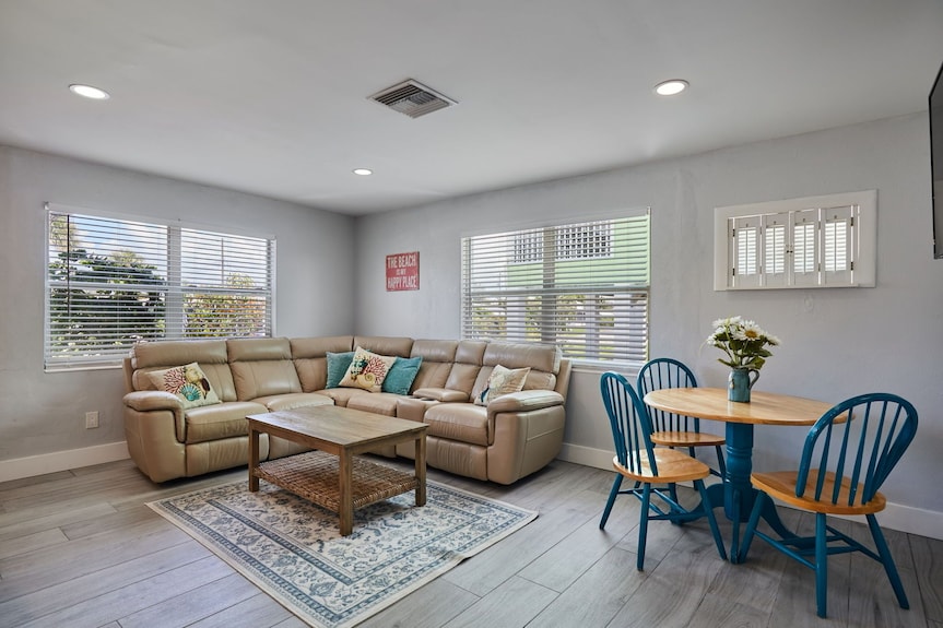 3 Min Walk To The Beach!!!!! Fenced In Back Yard. - フォート・マイヤーズ・ビーチ, FL