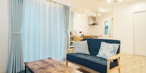 Casa, 3 quartos | Área de estar | Brinquedos