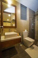 Quarto Duplo Deluxe, não fumadores, vista para o jardim | Com decoração personalizada, com mobília individualizada, secretária 