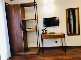 Quarto Twin Deluxe | Com decoração personalizada, com mobília individualizada, secretária