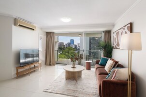 Apartamento Deluxe, 2 quartos, 2 casas de banho | Sala de estar | Televisor de ecrã plano de 50 polegadas com canais por cabo 