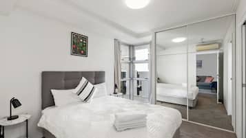Apartamento Deluxe, 2 quartos, 2 casas de banho | Secretária, quartos insonorizados, ferro/tábua de engomar, Wi-fi grátis