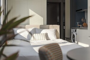 Escrivaninha, cortinas blackout, quartos à prova de som