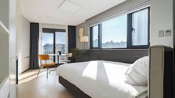 1 quarto, secretária, cortinas/cortinados opacos