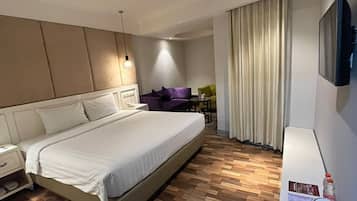 Quarto Empresarial | Minibar, cofre no quarto, secretária, Wi-fi grátis