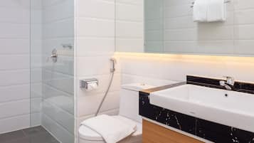 Quarto luxo, 1 quarto | Banheiro | Chuveiro, chinelos, toalhas de banho, sabonete