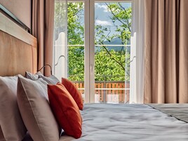 Quarto Quádruplo Superior | Minibar, cofre no quarto, secretária 