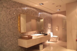 Quarto casal luxo | Banheiro | Banheira e chuveiro separados, banheira de hidromassagem