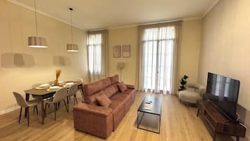 Apartamento Deluxe | Sala de estar | Televisor