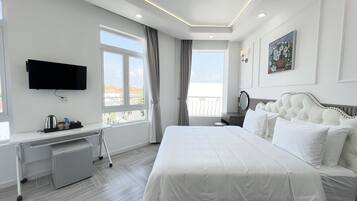 Quarto casal executivo | Roupas de cama premium, frigobar, escrivaninha