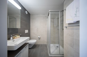 Quarto Quádruplo de Luxo, hipoalergénico | Casa de banho | Um polibã, um secador de cabelo, chinelos