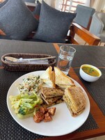 Pequeno-almoço tipo buffet diário mediante uma taxa 
