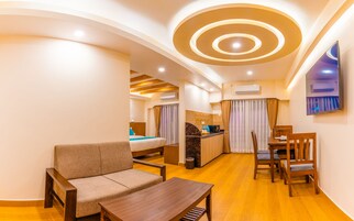 Suite-Estúdio Deluxe | Sala de estar | TV de ecrã plano 