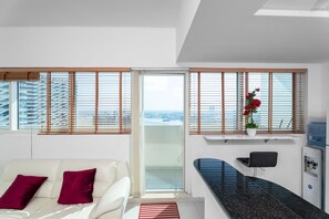 Apartamento Comfort | Sala de estar | Smart TV de 60 polegadas com canais por cabo 