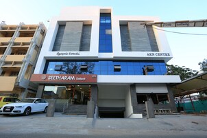 Um edifício com uma placa indicando Seetharam Select e AKN Centre.
