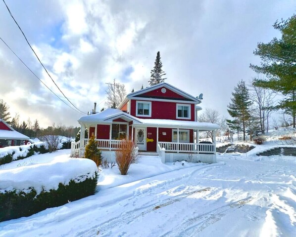 Le Lake House. Bord de l`eau, plage, spa,Billard! - Latest Reviews ...