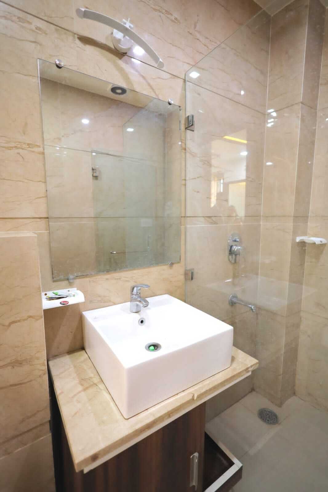 Quarto luxo, 1 cama de casal | Banheiro | Banheira, banheiras de fontes termais, produtos de toalete de grife 