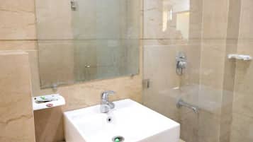 Quarto luxo, 1 cama de casal | Banheiro | Banheira, banheiras de fontes termais, produtos de toalete de grife