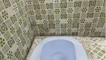Quarto Duplo Standard | Casa de banho | Um polibã, toalhas fornecidas