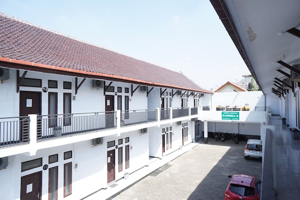 Oyo Life 92886 Rumah Nyaman Radhika 2 Syariah - Tuban