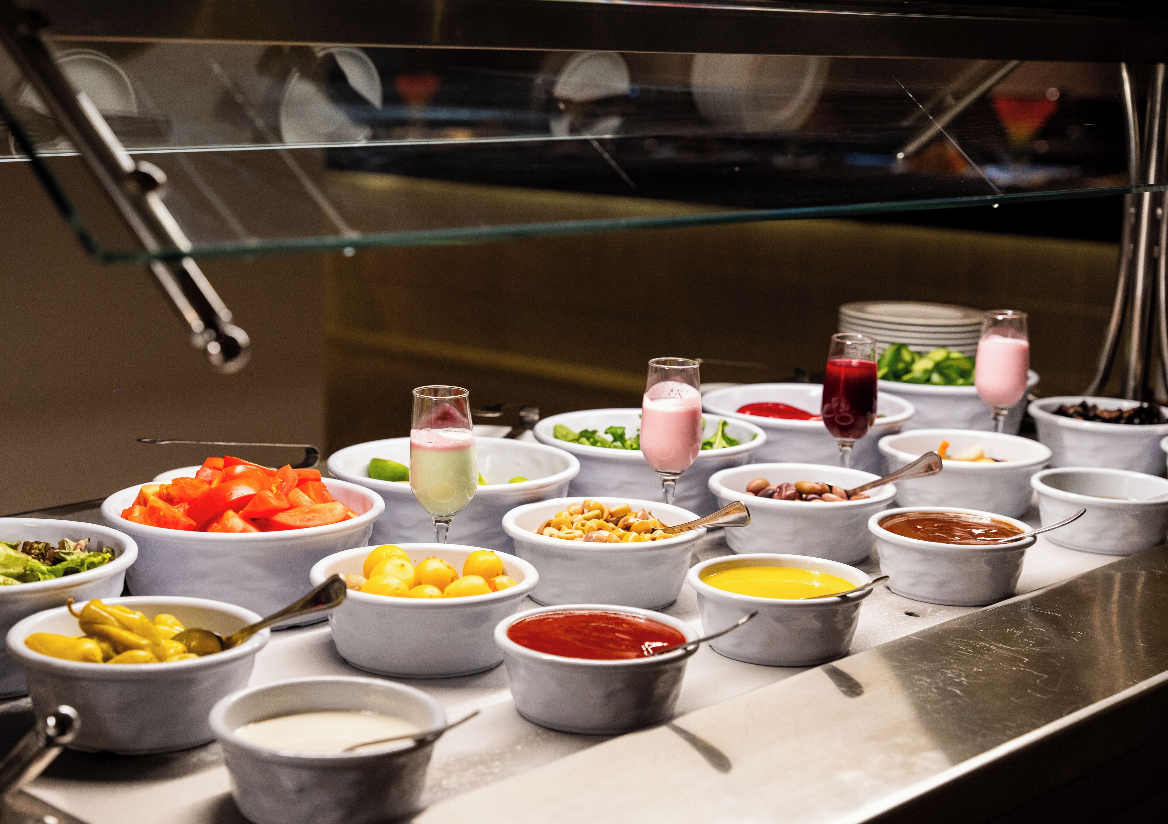 Buffet com diversas opções de comida e bebida.