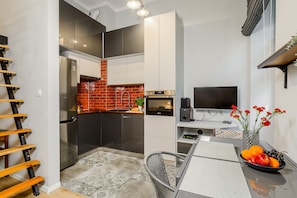 Apartamento luxo | Cozinha privada | Geladeira grande, micro-ondas, fogão, cooktop