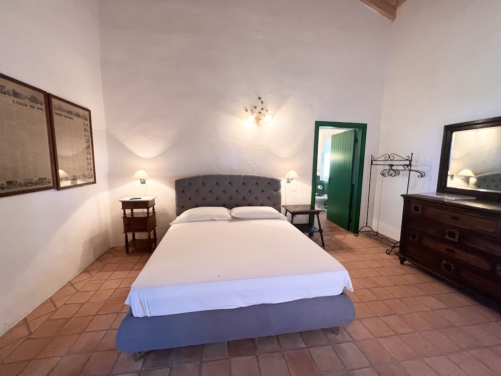 Detached Villa Sleeps 8/11 Person Located Inside The Monte Arcosu Park. - Cagliari