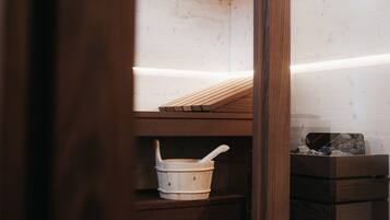 Uma sala de sauna com paredes de madeira e um banco.