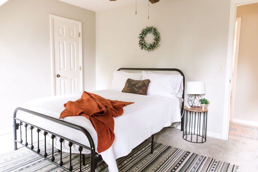 ~ The Cozy Farmhouse ~ Sleeps 10+ ~ Farm Views - Murfreesboro, TN