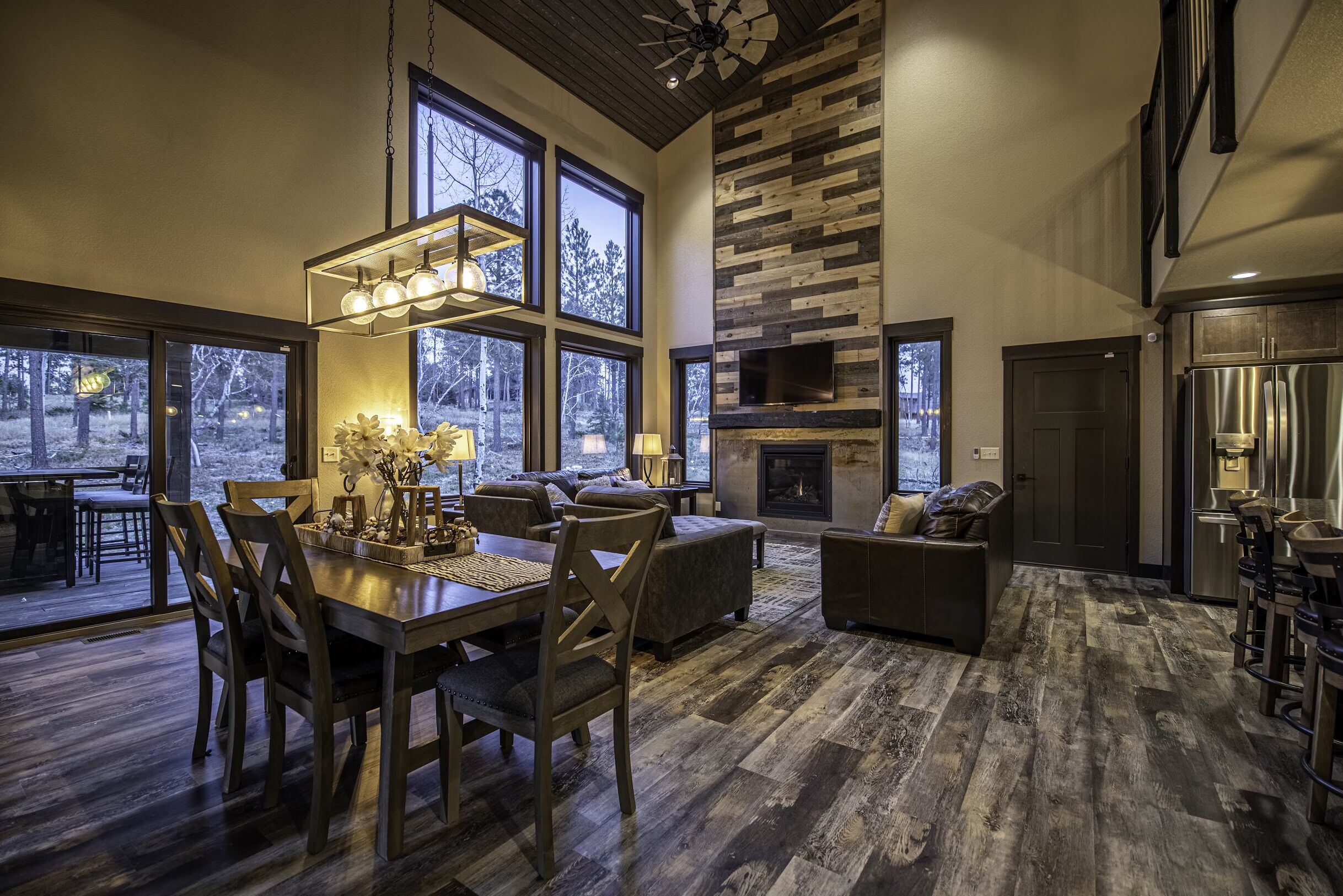 Modern Spacious 5 Bedroom, 3.5 Bath, Paved Roads, Hot Tub, Wifi, Pool Access - Deadwood, SD