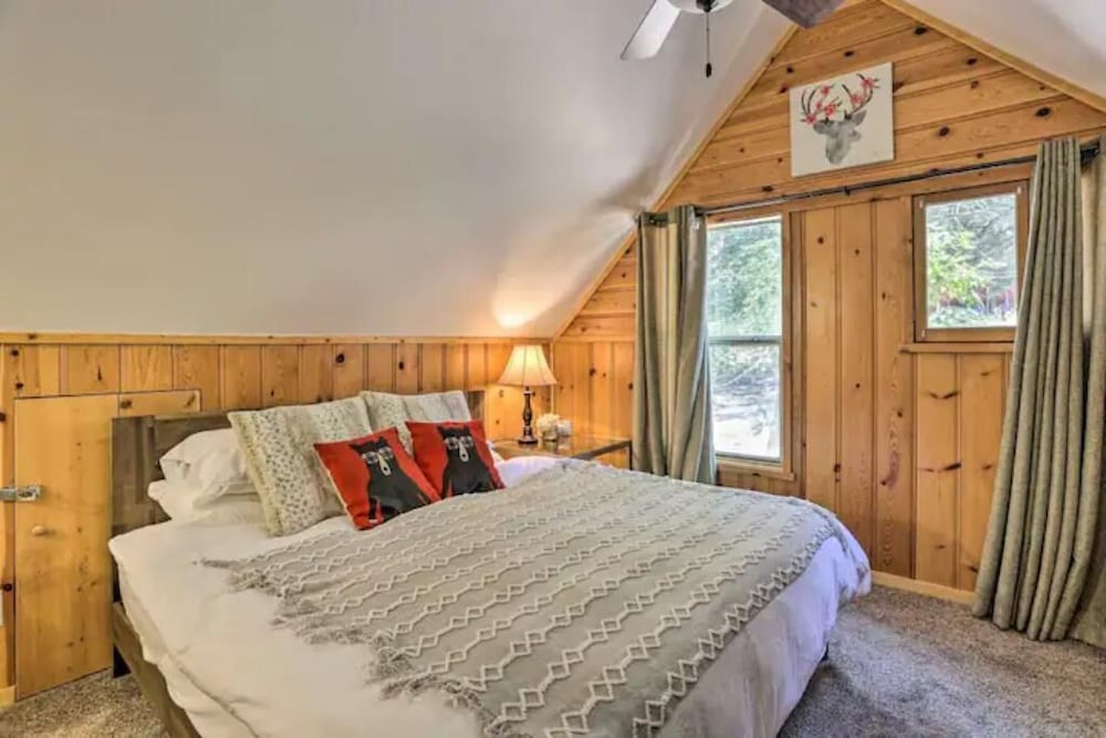 Secluded & Cozy Cabin Retreat. Near Ski Slopes With Hot Tub. Pet-friendly. - Big Bear Lake, CA