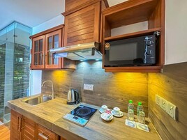 Quarto casal luxo, 1 cama King, banheira de hidromassagem, vista para o lago | Cozinha americana privada | Cafeteira/chaleira, chaleira elétrica
