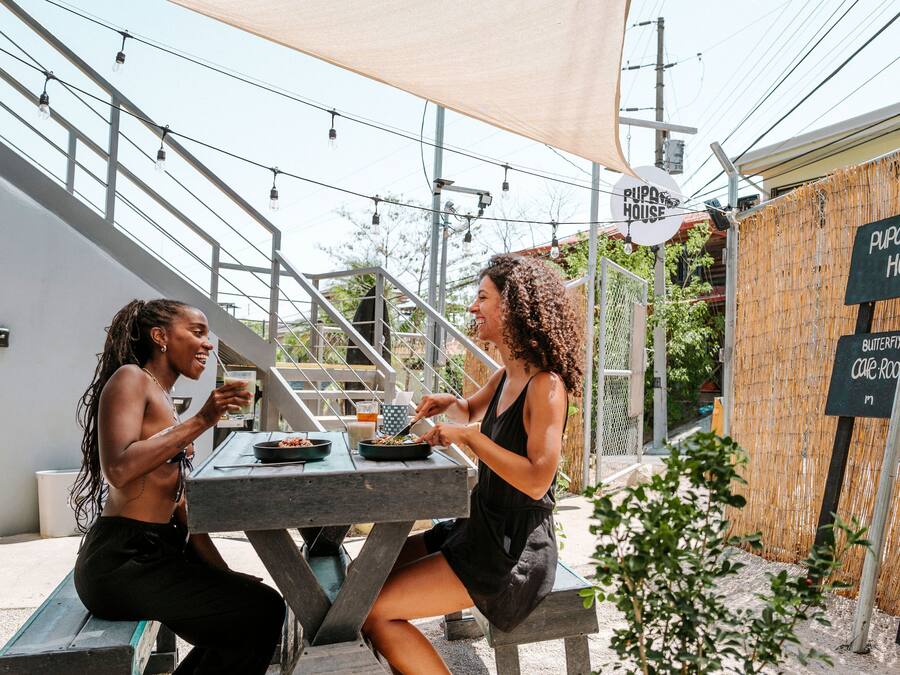 Pequeno-almoço completo diário mediante uma taxa