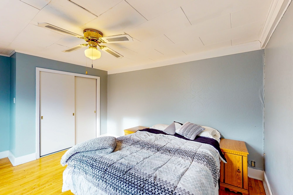 Centrally Located Home Near Snowmobile Trails With Hot Tub, Sauna, & Pool Table - Edmundston