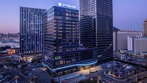 Um edifício moderno de arranha-céu com o nome 'WYNDHAM' no topo.