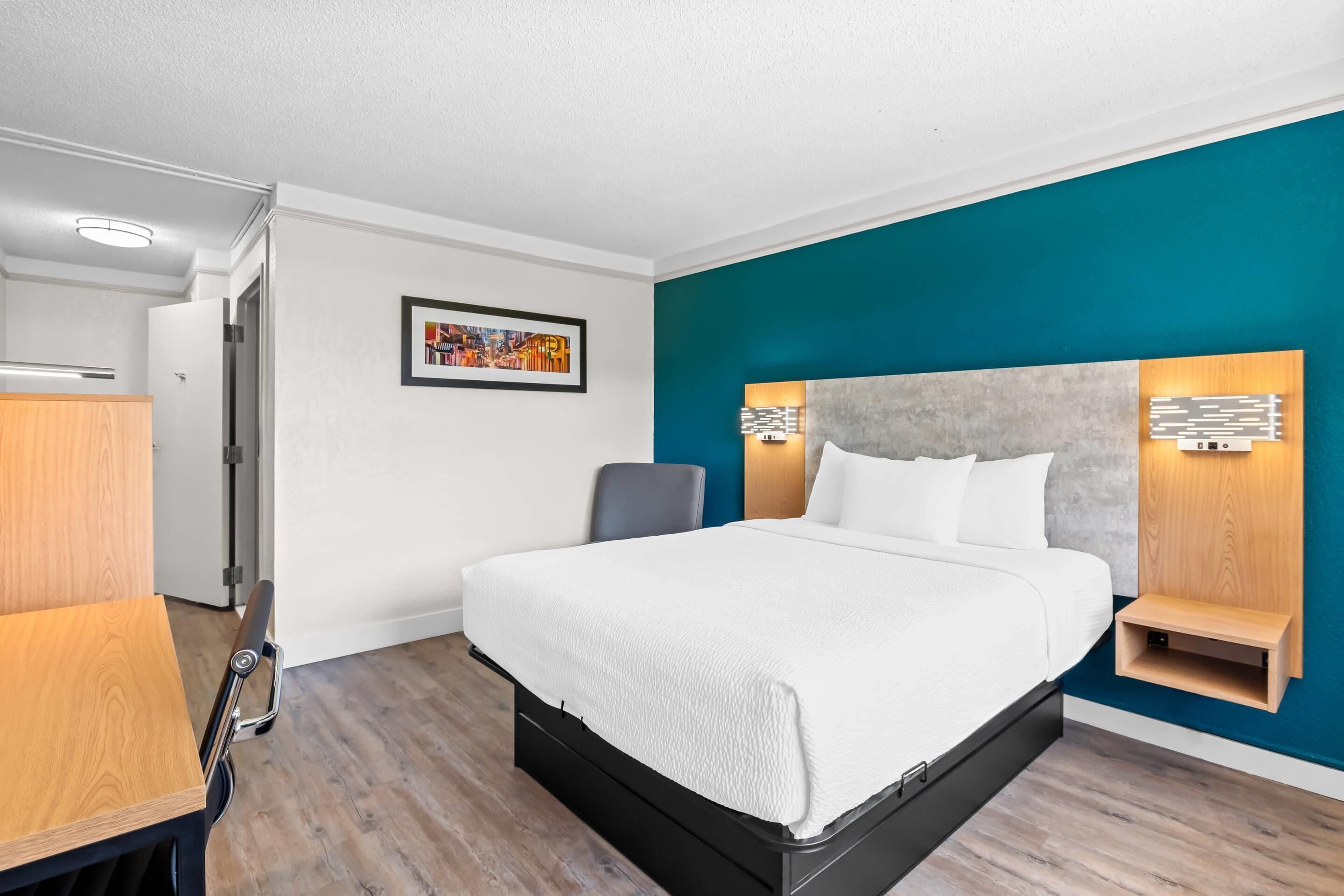 Quarto, 1 cama Queen, acessível, para não fumantes | Escrivaninha, ferros/tábuas de passar roupa, Wi-Fi de cortesia