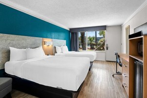 Quarto Standard, 2 camas de casal, não fumadores | Secretária, ferro/tábua de engomar, Wi-fi grátis 