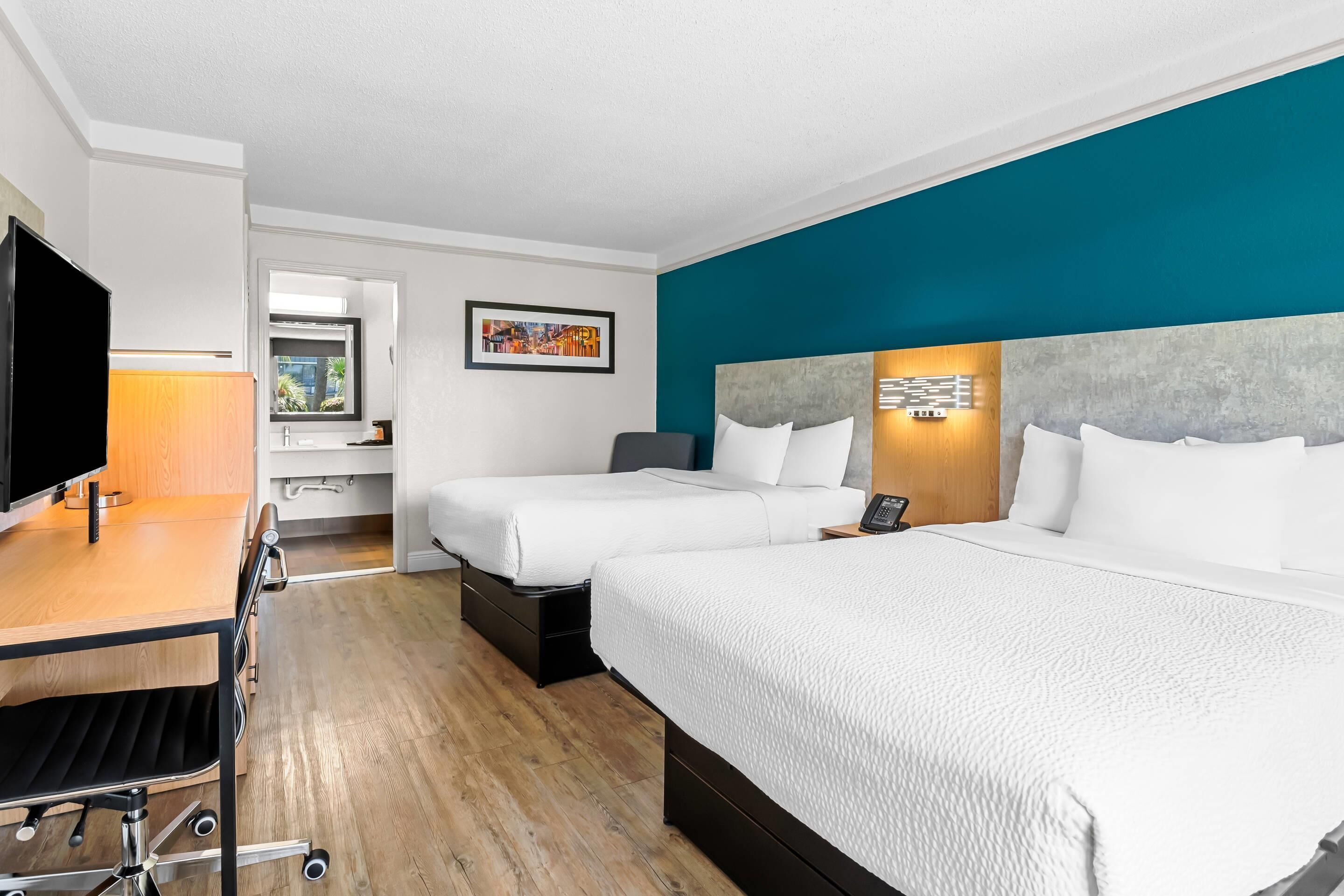 Quarto standard, 2 camas de casal, para não fumantes | Escrivaninha, ferros/t ábuas de passar roupa, Wi-Fi de cortesia