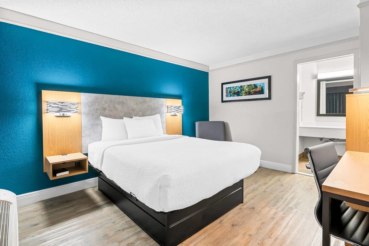 Quarto standard, 1 cama Queen, para não fumantes | Escrivaninha, ferros/tábuas de passar roupa, Wi-Fi de cortesia